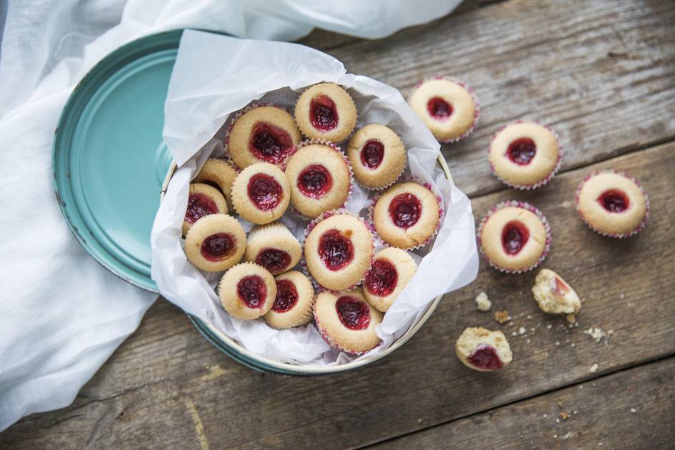 Follow the recipe of Raspberry caves ('Hallongrottor') | Visit Sweden